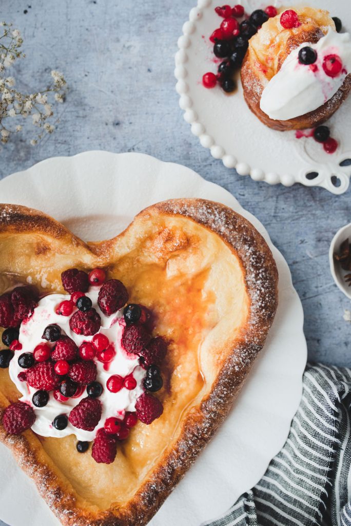 Pufnaste palačinke iz rerne sa šumskim voćem i infuzijom javorovog ...