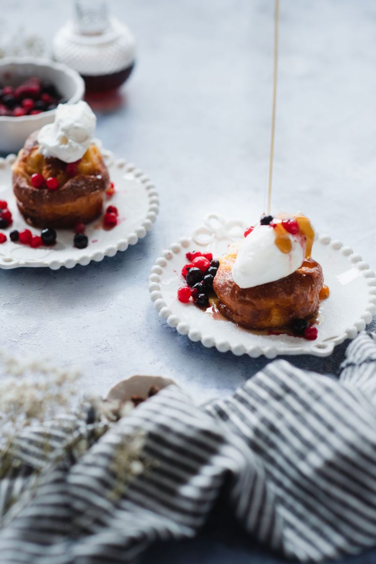 Pufnaste palačinke iz rerne sa šumskim voćem i infuzijom javorovog ...