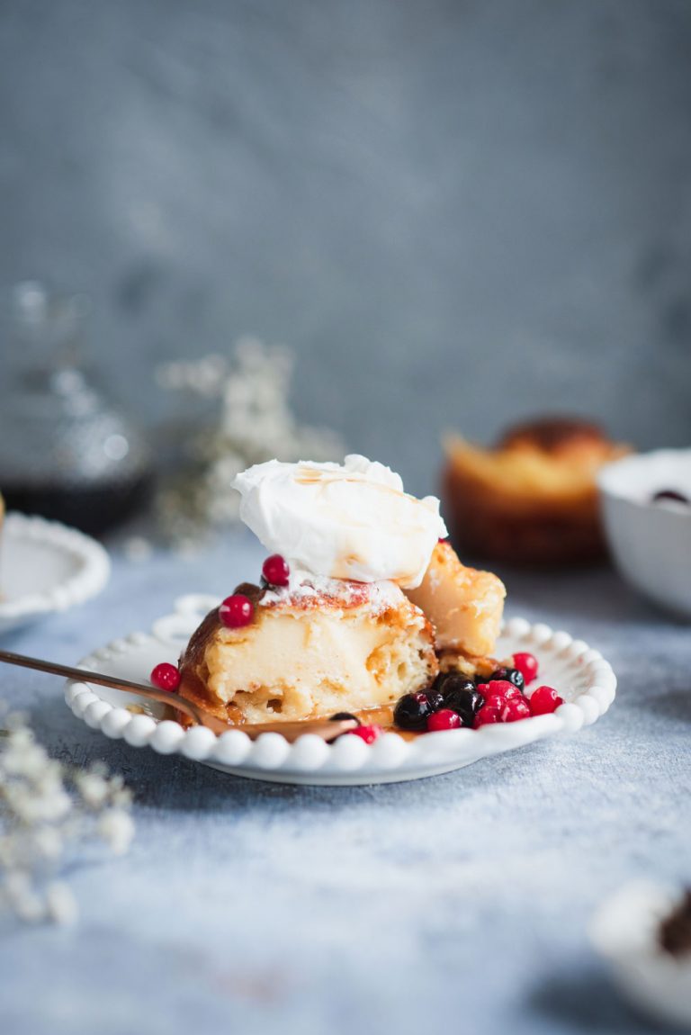 Pufnaste palačinke iz rerne sa šumskim voćem i infuzijom javorovog ...